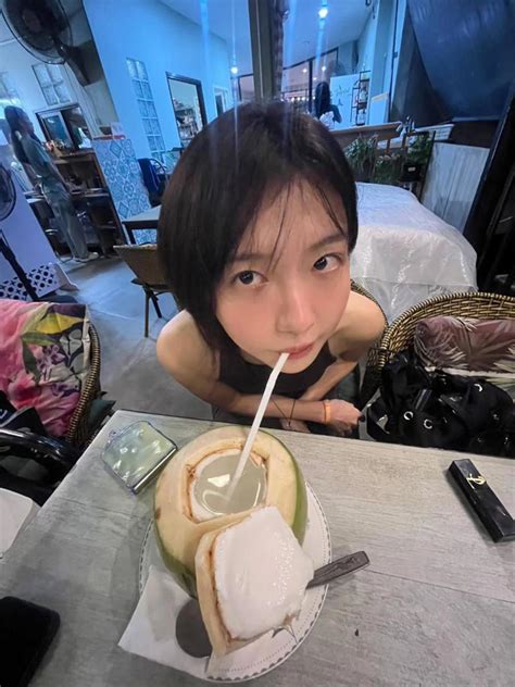 “코코넛 한 모금의 여유”…주현영 밤빛 속 달콤 휴식→청량 미소