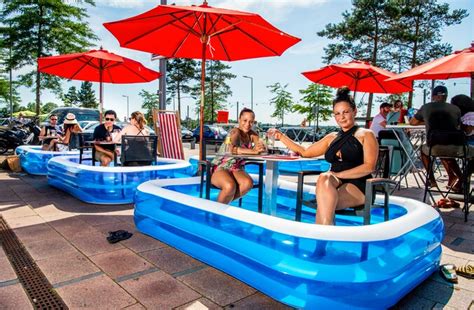 Voetjes In Het Water Zwembadjes Op Terras Zorgen Voor Verkoeling