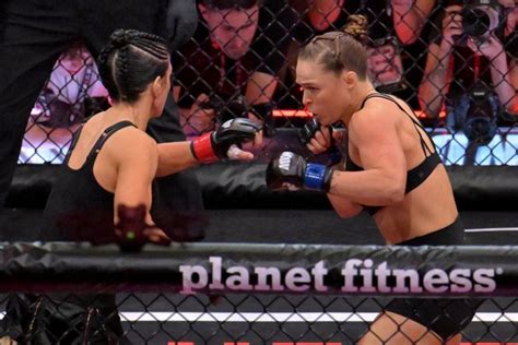 Ronda Rousey Expéditive Face à Gina Carano Lors Du Gala Netflix