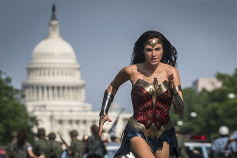 Wonder Woman 1984 Trailer Shows Kristen Wiigs Cheetah Transformation