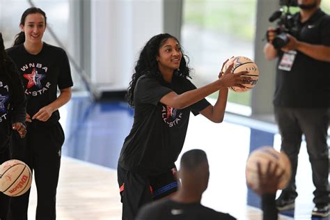 Dcs Azzi Fudd Wins 3 Point Shootout Team Washington Takes Skills
