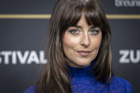 Dakota Johnson Έχασε την υπομονή της στο κόκκινο χαλί Ηλειακά Νέα