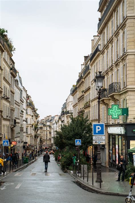 파리 몽마르트르의 비오는 거리 풍경 · 무료 스톡 사진