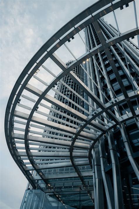 Современное архитектурное чудо в Мадриде · Бесплатные стоковые фото