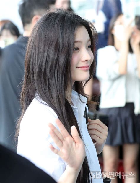 Illits Iroha Keeps It Fresh In A White Dress Bound For Kcon La 2026
