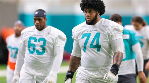 Kadyn Proctor Adjusts To Guard In First Miami Dolphins Training Camp