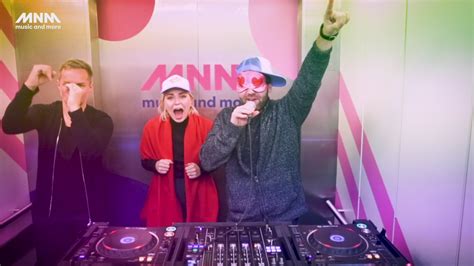 Victor Uit Blind Getrouwd Brengt Feestlied Over Zijn Gemeente Live Bij