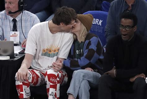 Λαμπερός γάμος για την Emma Roberts Παρούσα και η Julia