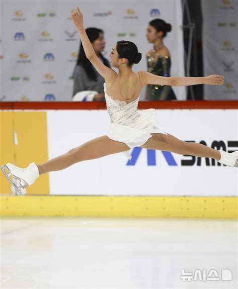 경쟁자 앞에서 점프 선보이는 피겨 신지아 네이트 스포츠