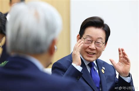 속보 이재명 대통령 젠슨황 만나 치킨 먹는 것 온국민과 지켜봐 골든벨까지 머니투데이