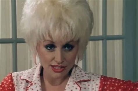 Dolly Parton Shuts Down Presenter Asking How Big Her Breasts Are In