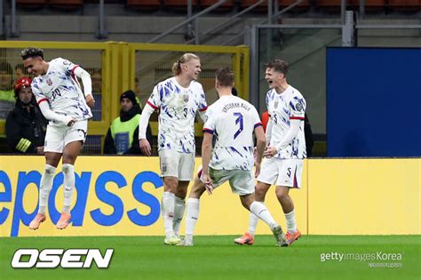 내 엉덩이 만져줘서 고마워 홀란 만치니의 육체 도발에 멀티골로 응수