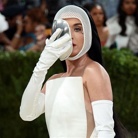 Met Gala 2026 Katy Perry Wears Astronaut Mask