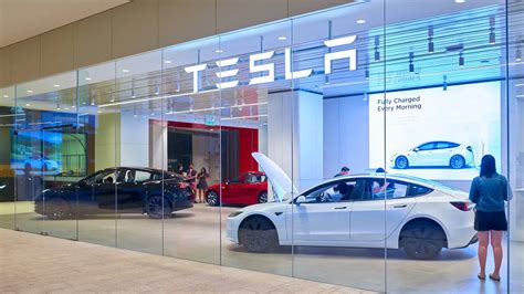 Tesla Opens 50000 And 250000 Roadster Reservations While Final