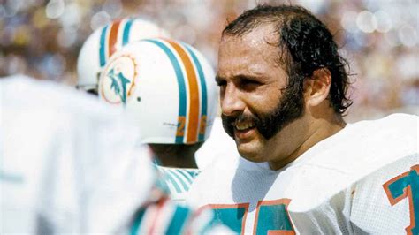 Dolphins News Miami Honors Late Manny Fernandez Star Of 17 0 Team