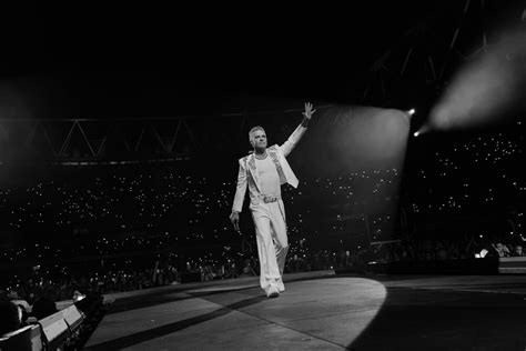 Go Inside Robbie Williams ‘britpop Tour In New ‘spies Video