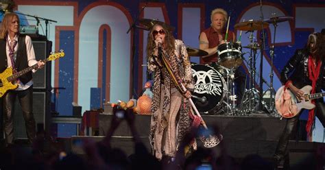 Boston Holds Benefit Show For Marathon Victims Cbs News