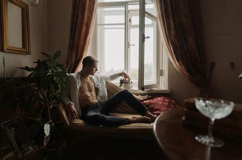 가벼운 고요한 교활한 근육질의 남성 남성 명사 남성 성 남자 내성적 인 누워 있는 라이프스타일 매력적인 묵상 반사 부드러운 조명 상의 탈의