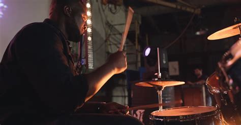 공연 공연하는 나지만 놀이 다이나믹한 독창성 드러머 드럼 라이브 공연 라이브 음악 리듬 무대 뒤에서 무대 조명 문화적 뮤지션 밤문화 밴드