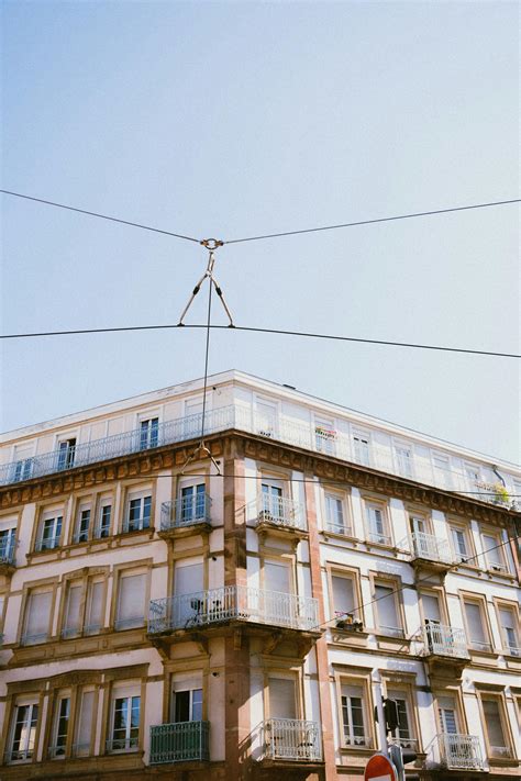 城市环境中迷人的黄色建筑 · 免费素材图片