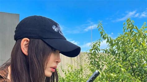 강예원 파란 가을하늘 아래 꽃 사이로 전한 여유로운 미소 강예원 파란 가을하늘 아래 꽃 사이로 전한 여유로운 미소