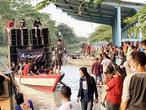 Battle Sounds Is A Dancing Event On A Sound Stack On A Boat Editorial Stock Image Image Of