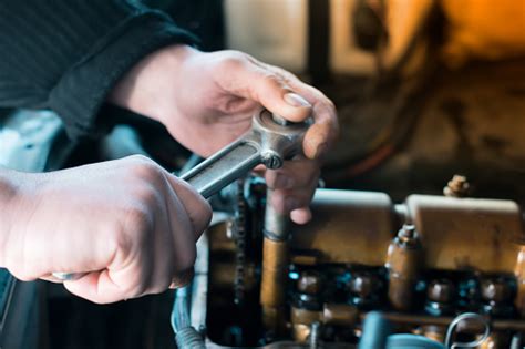 기계 차고에서 자동차 엔진에 작동 하는 자동차 정비사 수리 서비스 클로즈업 건강한 생활방식에 대한 스톡 사진 및 기타 이미지 건강한 생활방식 검사 보기 고용과 노동