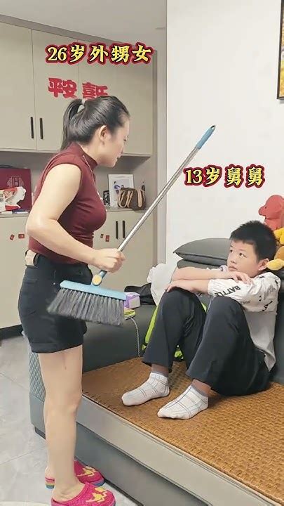 小舅啊，我和你二姐兩個跟你說了不要在大人面前張口閉口老子老子的！不聽啊，我們是不敢揍你，但不代表你外甥女不敢打你，這是不是叫做惡人自有惡人磨