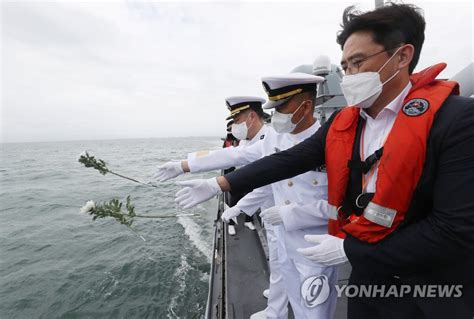 해상헌화하는 제2연평해전 참전 장병들 연합뉴스