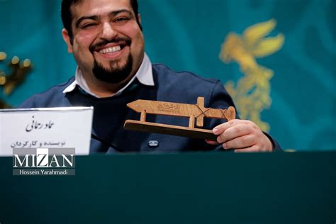 آخرین خبر عکس ماکت شمشیر در دست عوامل انیمیشن شمشیر و اندوه