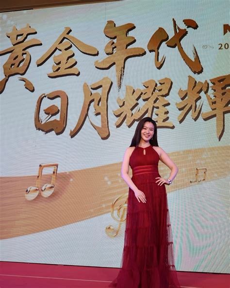 第七年主持日月光的尾牙中壢廠的夥伴真的是看著我長大 謝謝滿滿的溫暖信任還有美麗的花 我個人是覺得我有越來越漂亮 祝福日月光中壢廠的