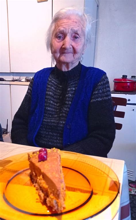 Валентин За кокошките и кокошките Сека разпалки в двора на леля Марийка и тя идва да седне