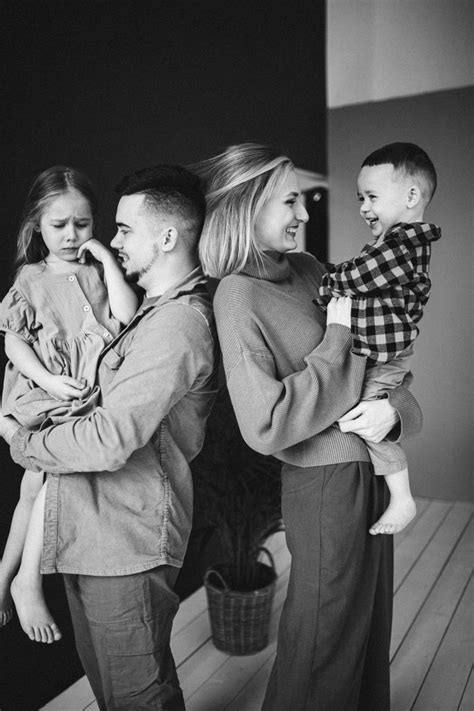 Семейная фотосессия в студии в 2024 г Фотосессия Семейные фотосессии Семейные фото