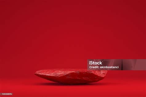 빈 붉은 바위 돌 콘크리트 연단 받침대 스탠드 전시 무대 제품 프레젠테이션 빨간색 배경 새해 크리스마스 색상 0명에 대한 스톡