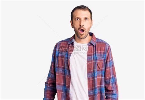 身着散装服的英俊男青年惊慌失措高清图片下载 正版图片503863500 摄图网