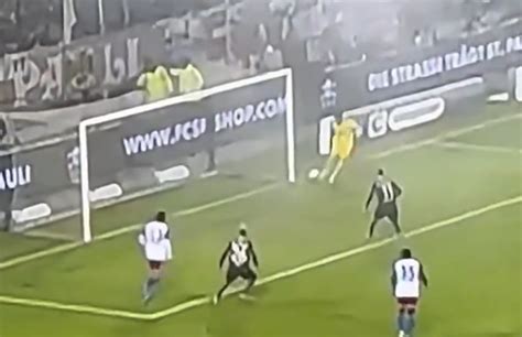 Espectacular Golazo En Propia Puerta