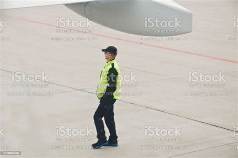지상 승무원 에서 이륙 하기 전에 비행기를 검사 Iata Muc Icao Eddm Boeing 737 800에 대한 스톡 사진