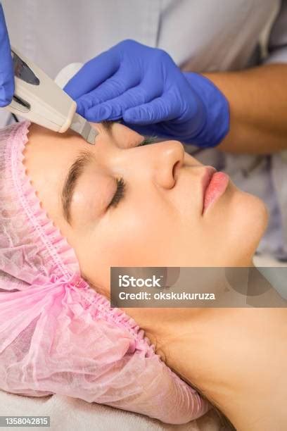 미용실에서 초음파 장치로 초음파 박리하는 젊은 백인 여성 2명에 대한 스톡 사진 및 기타 이미지 2명 가꿔주기 각질제거 Istock