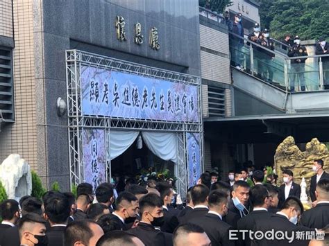 【情報】天道盟精神領袖父喪 500黑衣人送行！200警力出動逮3通緝犯 場外休憩區 哈啦板 巴哈姆特