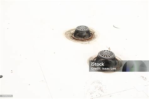 공기 통풍구 및 에어컨 그릴 실외 시스템 도시 환경에서 먼지가 많은 공기를 순환시킵니다 강철에 대한 스톡 사진 및 기타 이미지
