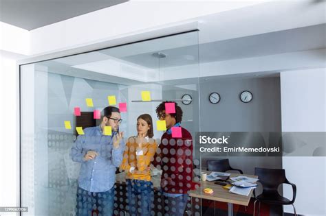 유리 벽 뒤에 아이디어를 브레인 스토밍 하는 비즈니스 사람들 계획에 대한 스톡 사진 및 기타 이미지 계획 기업 재무와 산업 남성 Istock