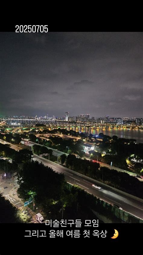 이 소영 ㆍ ㆍ 나의 복층 서재 저는 학부 때도 자랑스러운 K장녀스럽게 이미 미술 과외 알바를 40명을 하면서 학교 홍보모델 활동도 하고요 이거 붙으면 4