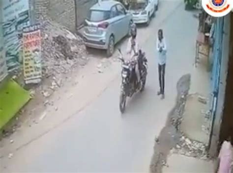 दिल्ली पुलिस पर बंदूक तानना गुंडे को पड़ा महंगा जवान ने निहत्थे चटाई