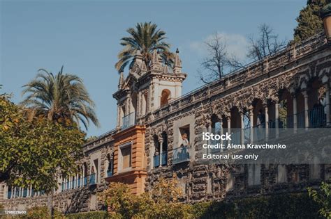 스페인 세비야 로열 팰리스의 알카사르에 있는 그루테스코 갤러리에서 걷는 사람들의 외부 전망 세비야에 대한 스톡 사진 및 기타