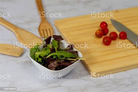 대리석 테이블에 샐러드 양상추 토마토와 나무 기구와 볼루 건강한 라이프 스타일 주의 건강한 식생활에 대한 스톡 사진 및 기타