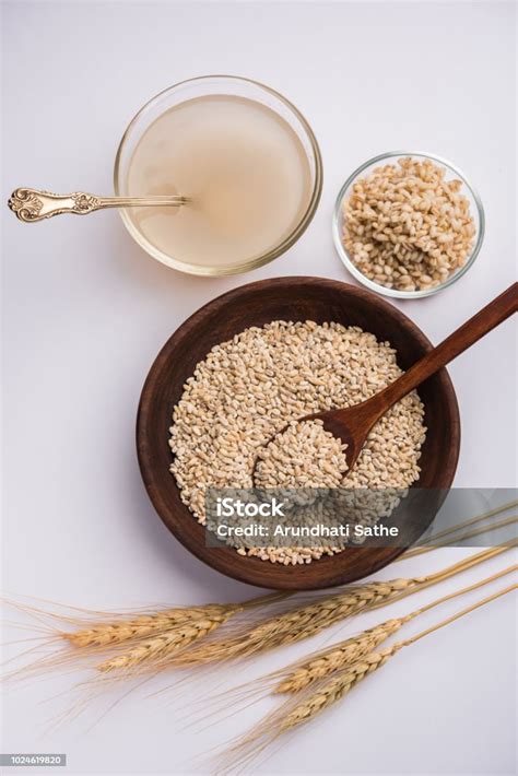 보 리 물 유리 원료 및 조리 진주 보 리 밀 씨에 선택적 초점 0명에 대한 스톡 사진 및 기타 이미지 0명 갈색 감기와