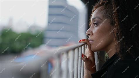 Persona Observando La Calle Desde El Balcón De Su Casa Una Mujer Negra