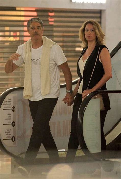 William Bonner e Natasha Dantas são flagrados aos beijos na noite nesse