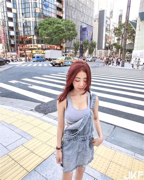 【ev女孩】「爆乳版鄧紫棋」白皙酥胸好軟嫩！性感肩帶上衣暴露「美乳秘密」！ Ev撲克官網