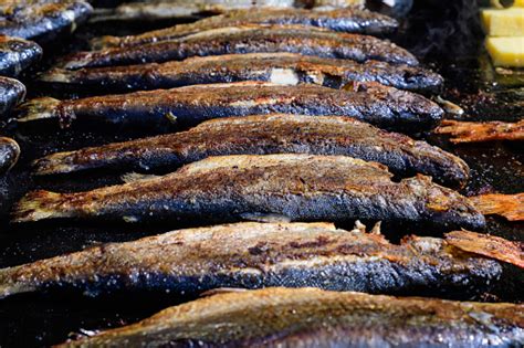 뜨거운 후드에 준비 고등어 물고기의 행 길거리 음식 축제 요리하고 건강한 해산물 아름다운 오렌지 흑백 야외 배경을 먹을 준비가 건강한 식생활에 대한 스톡 사진 및 기타